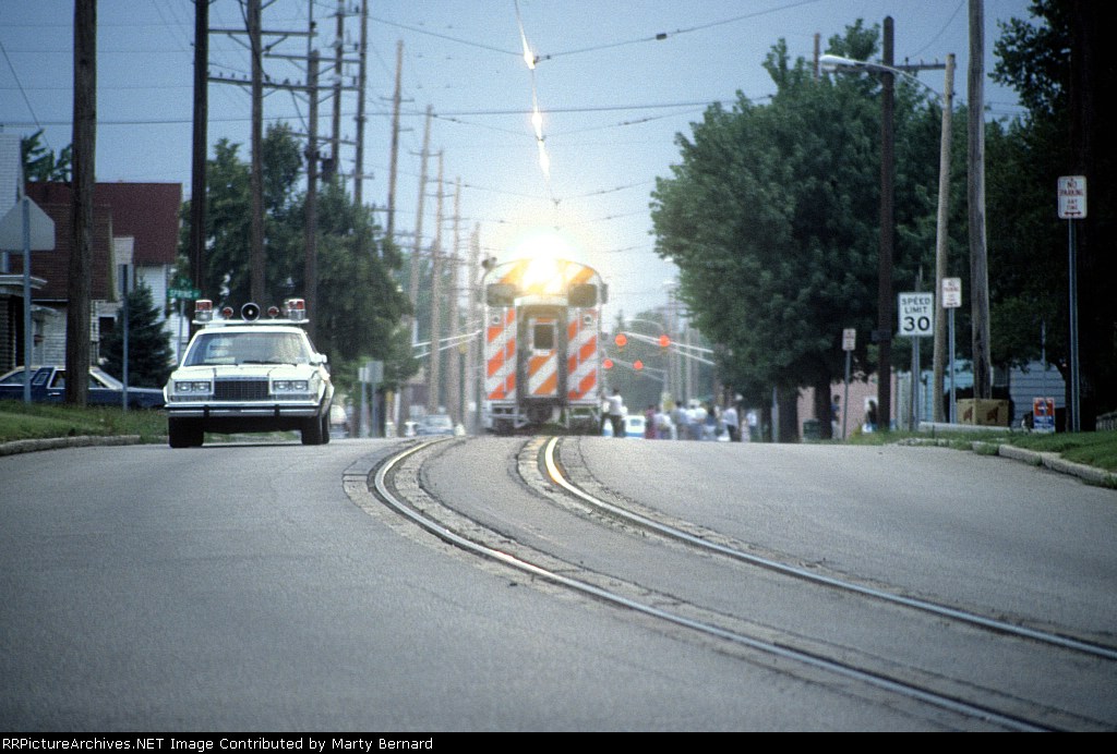 METX Cab Car 8221 With Tr 117 at the Station